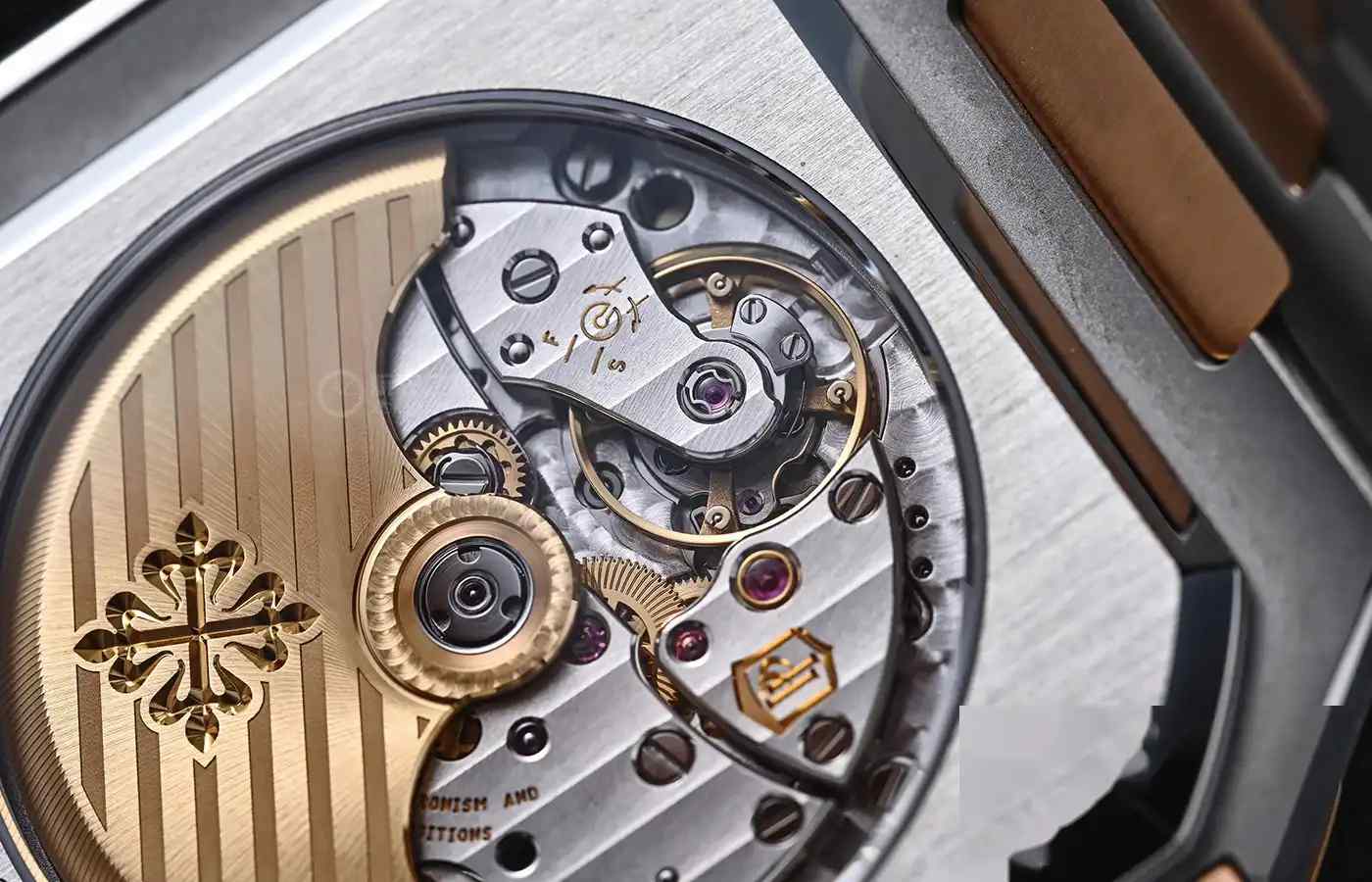 55万间金Cubitus实测：比鹦鹉螺更吸睛的方表天花板，男人腕间新身份符号！-奈斯探表